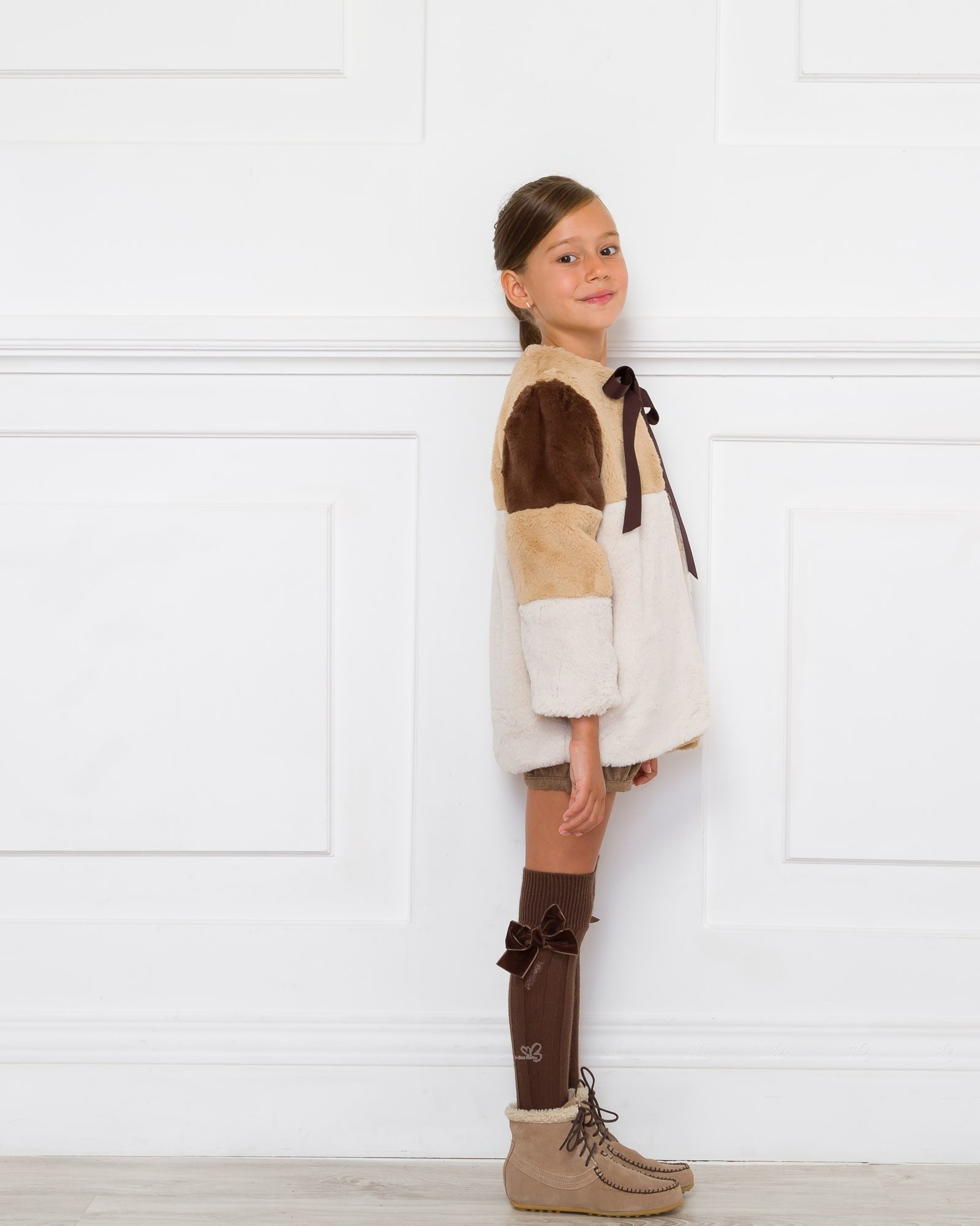 Outfit Abrigo Tricolor, Camisa Canesú Volante & Short Taupe | Missbaby